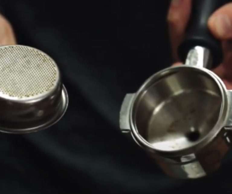 Cleaning Portafilter Between Shots | Kaffepals