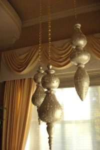 31 Stunning Christmas Bauble Ideas for Hanging from Your Ceiling